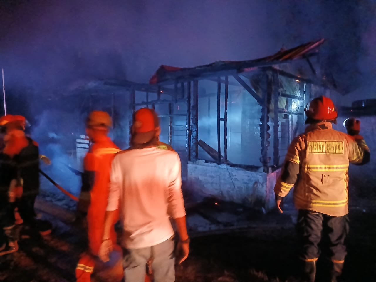 Kebakaran Hebat Hanguskan Rumah Warga di Dabo Lama, Kerugian Capai Rp150 Juta - ihand.id ...