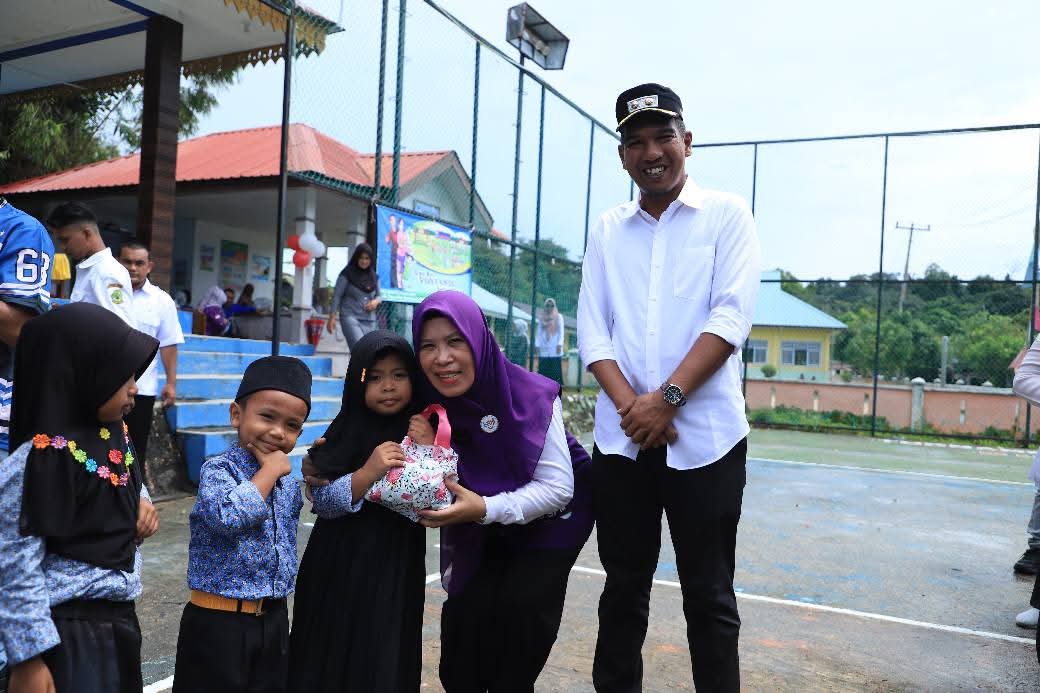 Wabup Novrizal dan Ketua Dekranasda Tinjau Posyandu Cemara, Serahkan ...